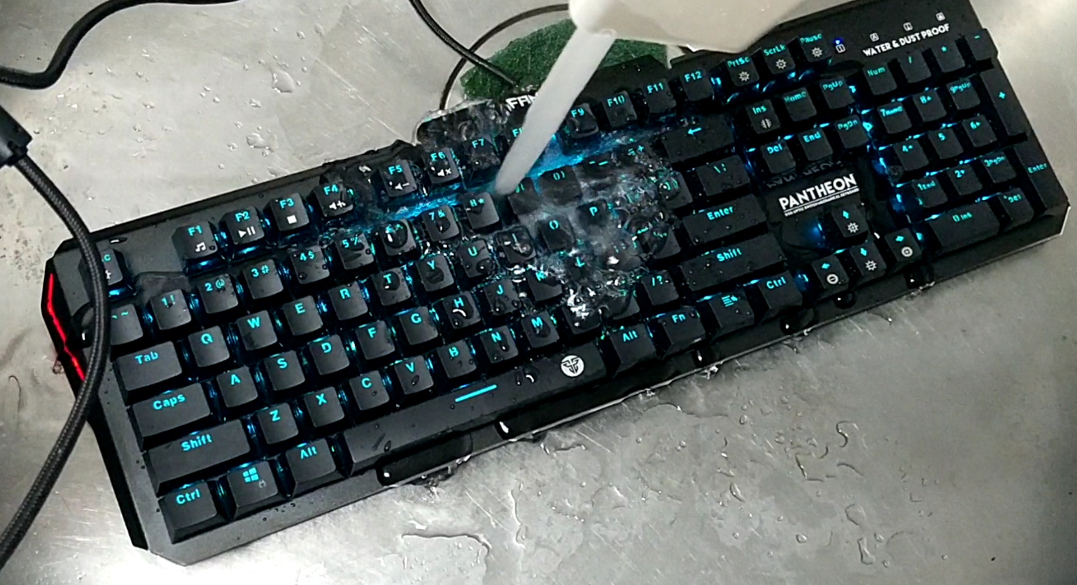 可水洗的光軸鍵盤?FANTECH MK882光軸機械式電競鍵盤(青軸) 開箱實測!不囉說~直接下水洗! - 敗家達人推薦